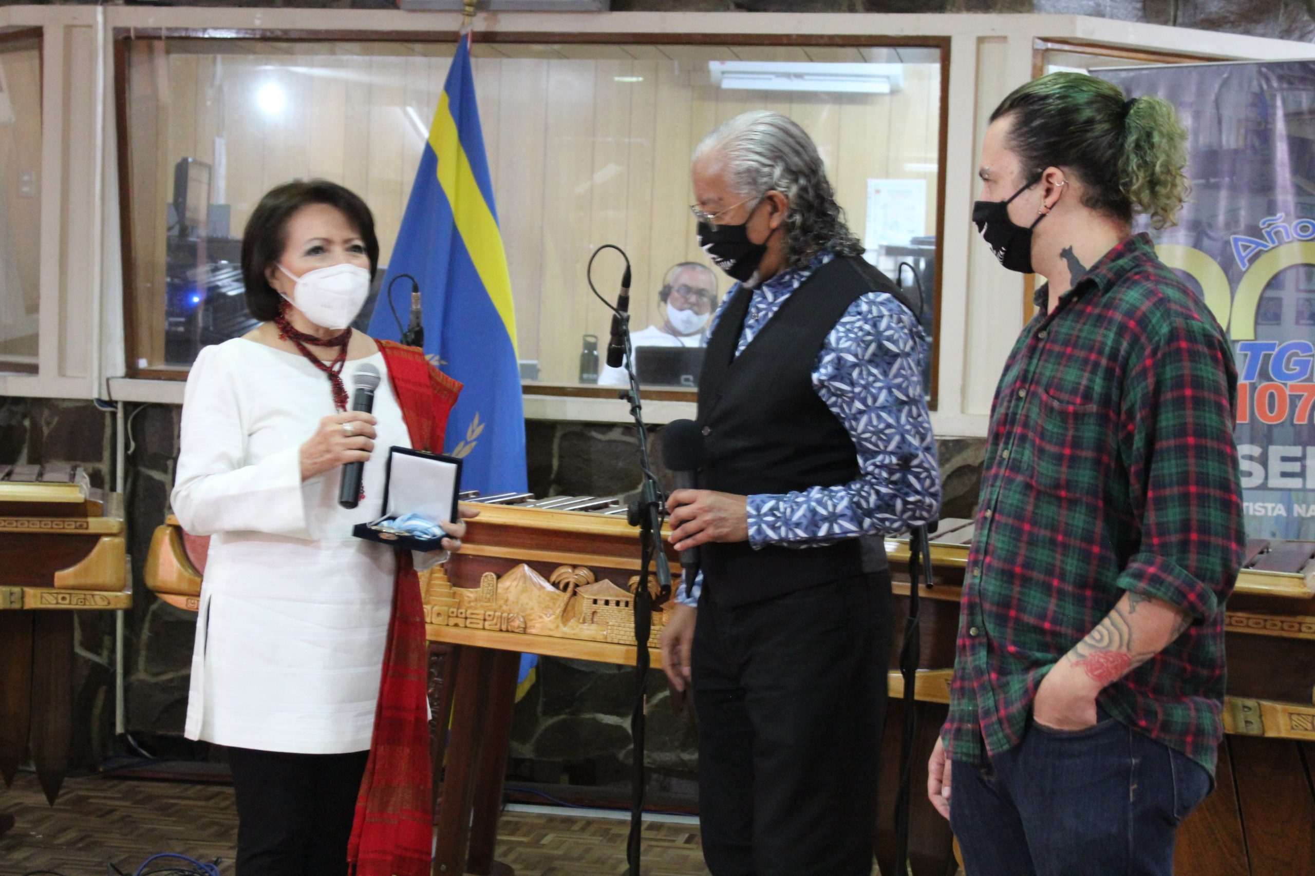 Alux Nahual recibe el Galardón Alicia Azurdia, «La Alondra de América ...